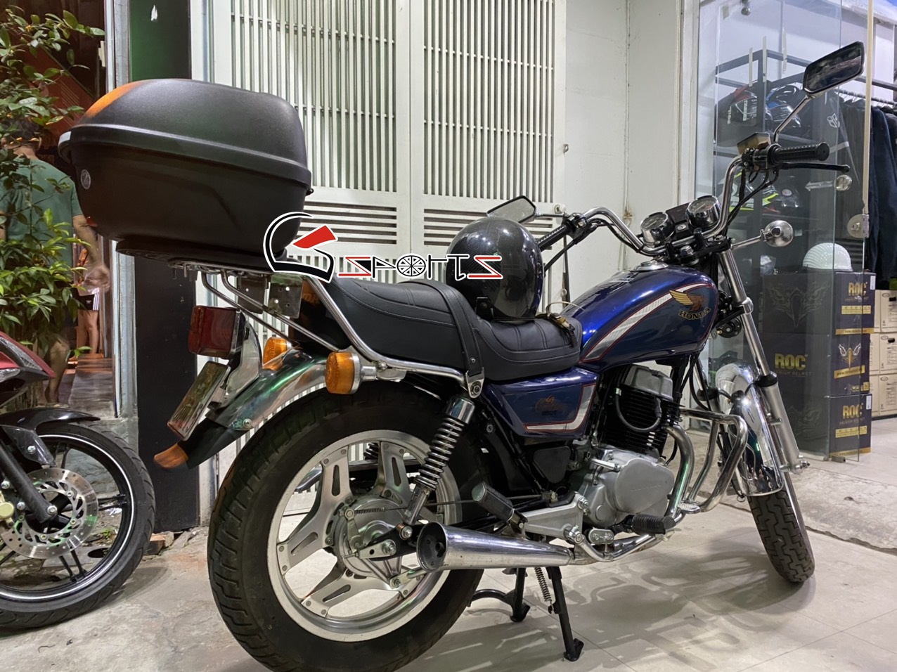 Xe Honda LA250 lên thùng sau GIVI E26N đơn giản, dễ dàng