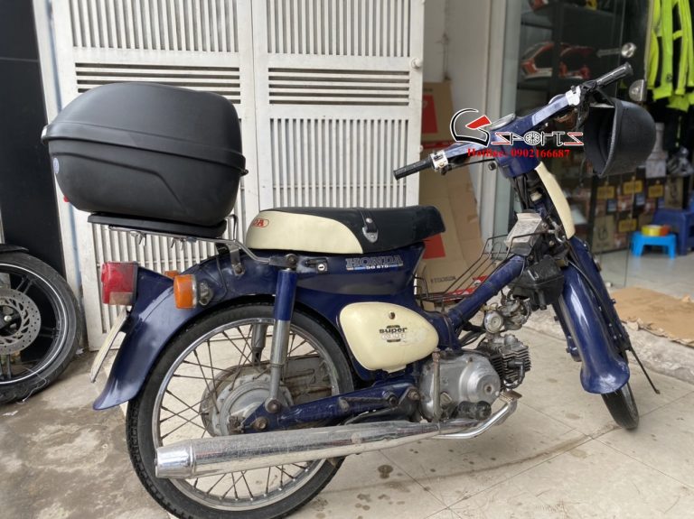 Honda Cub 50cc cổ 41 tuổi lên thùng sau Givi 26 lít