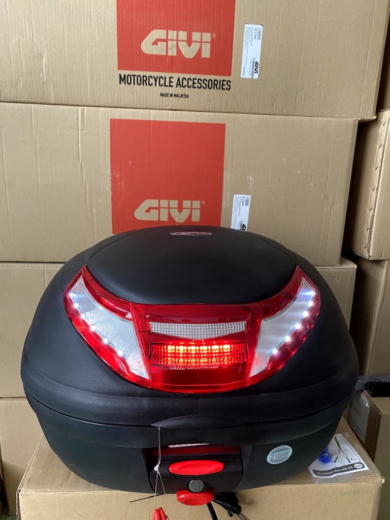 Thùng sau GIVI E30RN-S3 có đèn led - Gsports.vn