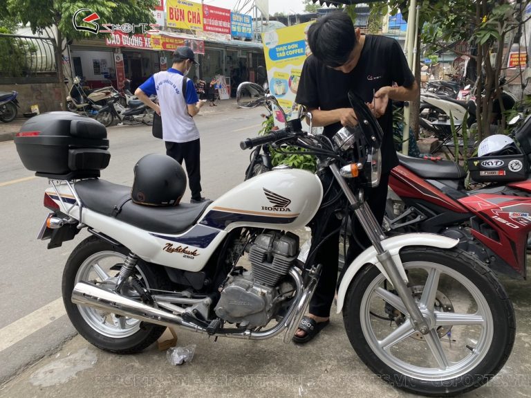 Thùng xe máy Givi B270N lắp cho xe Honda CB250 - Gsports.vn